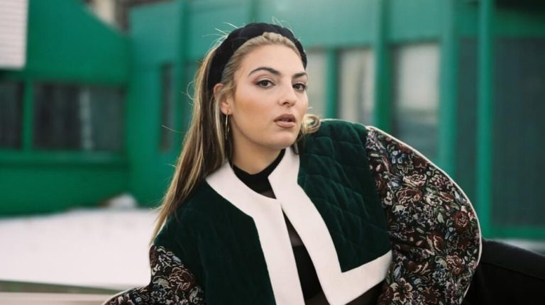 YaSi Regresa con “Old News”: Un Himno de Poder y Autoafirmación ...